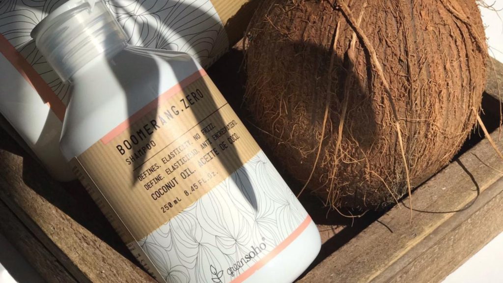 Rizos cuidados con aceite de coco, boomerang.zero
